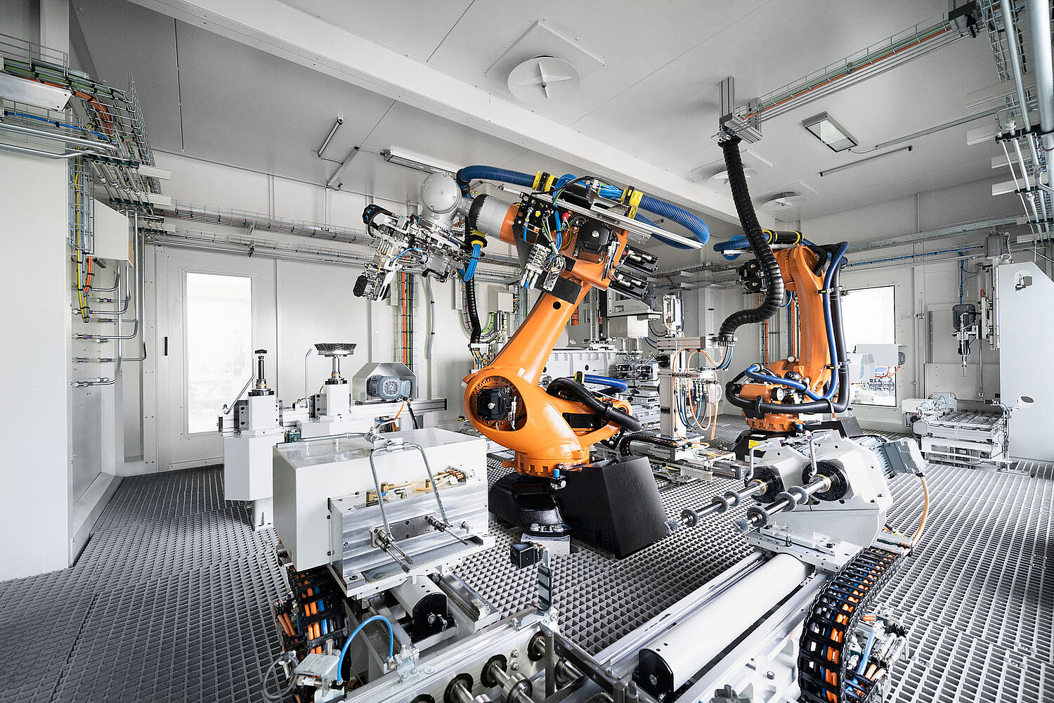 New Hybrid Deburr-Robot-Cell - high-pressure jet deburring included